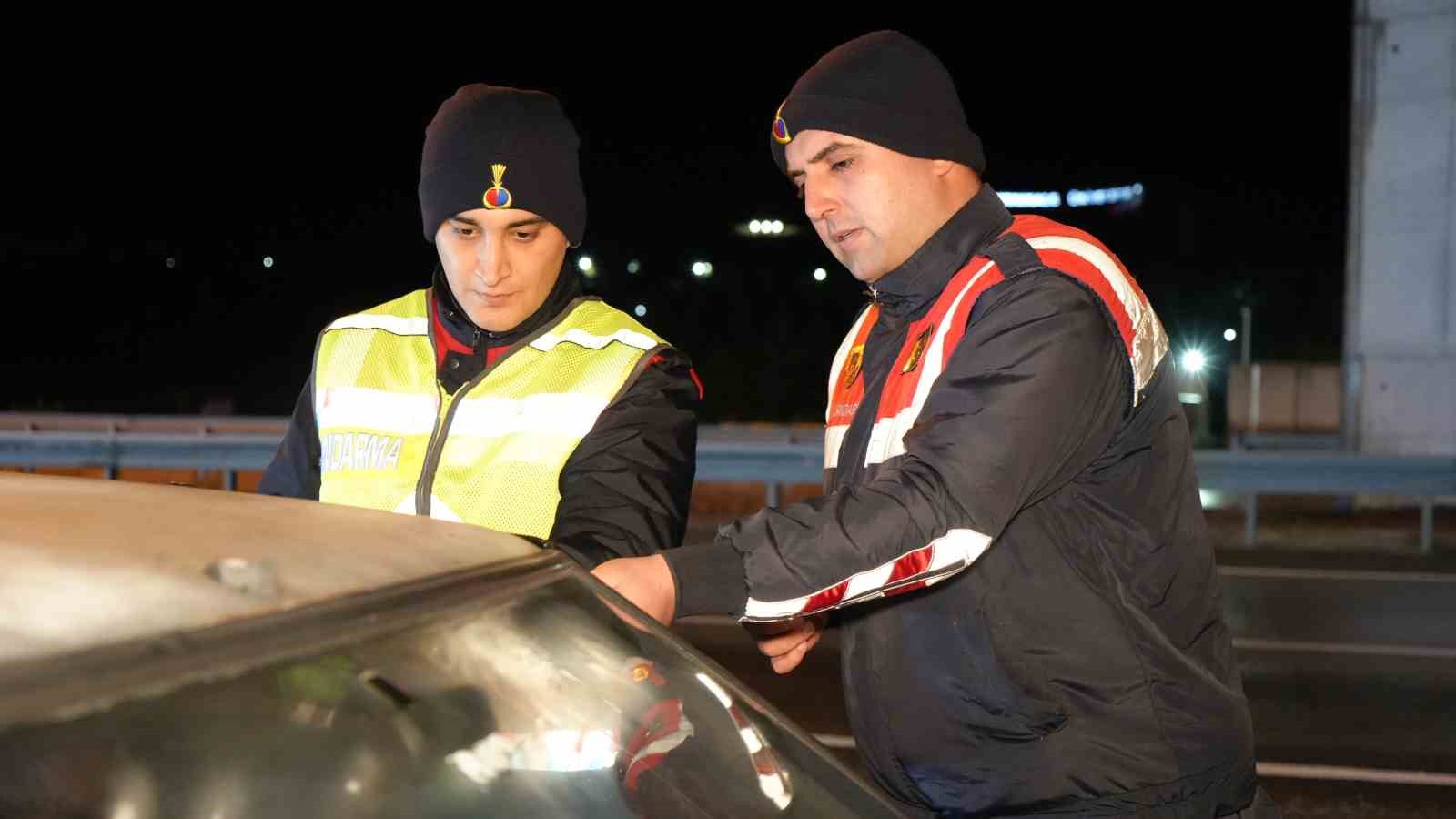 43 ilin geçiş noktasında kış lastiği denetimleri sürüyor: Araçlar tek ... 43 ilin geçiş noktasında kış lastiği denetimleri sürüyor: Araçlar tek ...