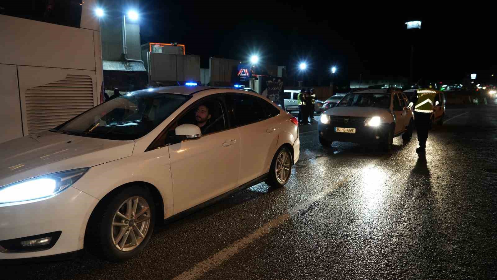 43 ilin geçiş noktasında kış lastiği denetimleri sürüyor: Araçlar tek ... 43 ilin geçiş noktasında kış lastiği denetimleri sürüyor: Araçlar tek ...