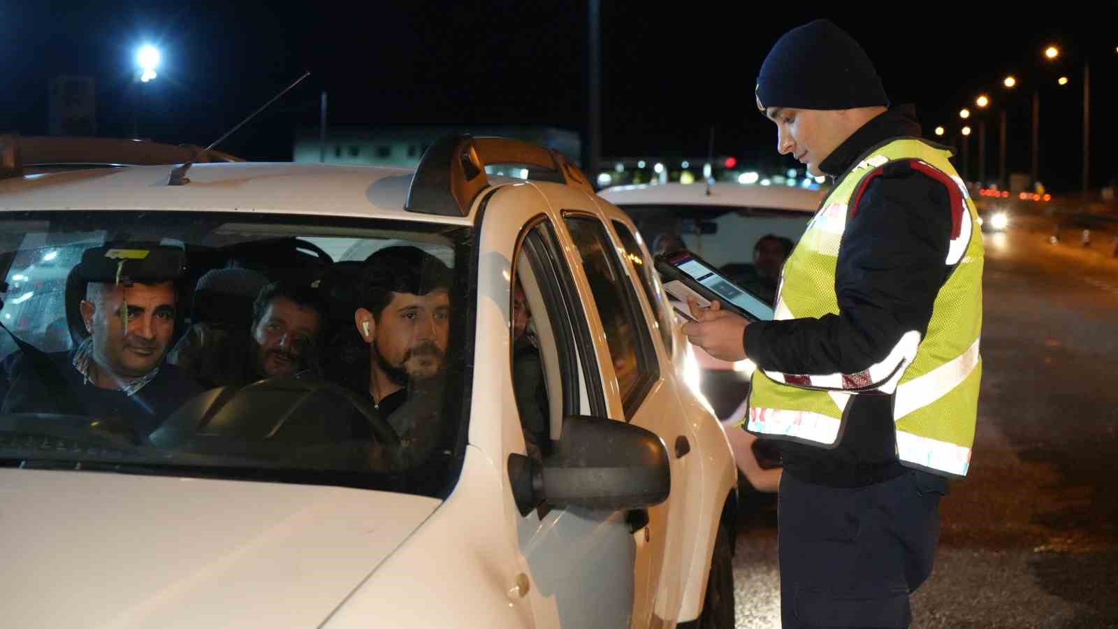 43 ilin geçiş noktasında kış lastiği denetimleri sürüyor: Araçlar tek ... 43 ilin geçiş noktasında kış lastiği denetimleri sürüyor: Araçlar tek ...