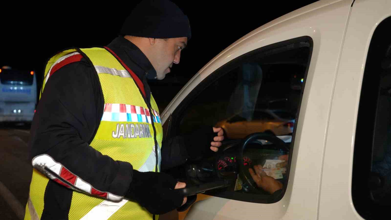 43 ilin geçiş noktasında kış lastiği denetimleri sürüyor: Araçlar tek ... 43 ilin geçiş noktasında kış lastiği denetimleri sürüyor: Araçlar tek ...